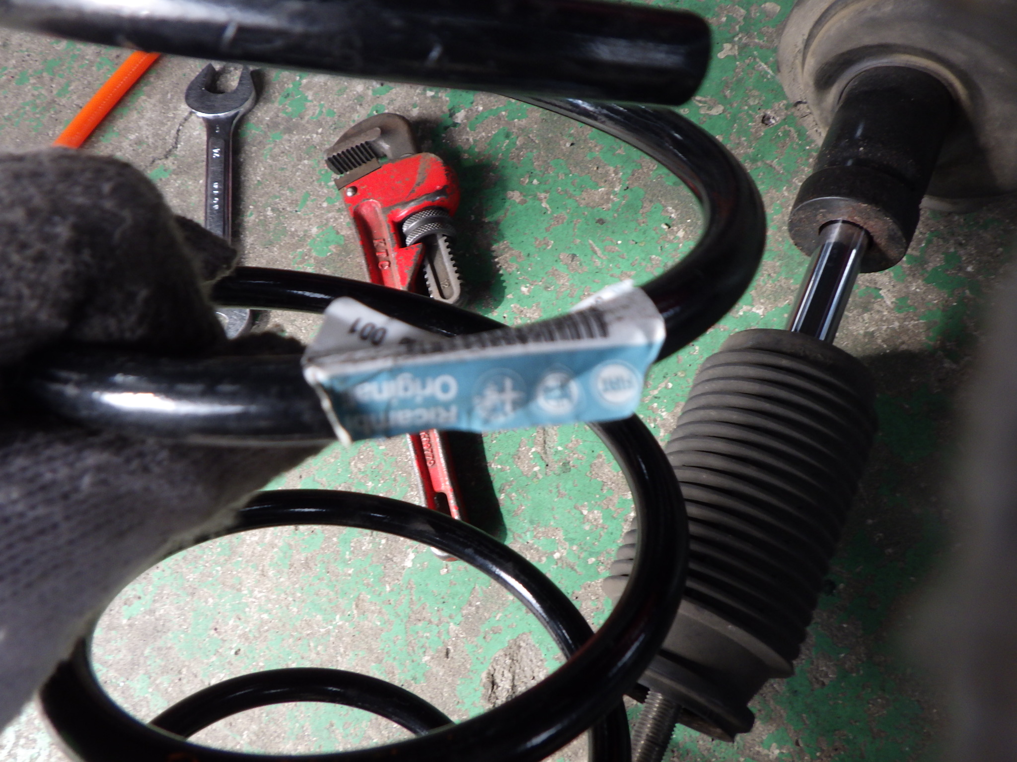 アルファロメオ156GTAのサス交換 | 輸入車の丁寧な修理ならMPI メサイアパーツインク 埼玉県所沢市